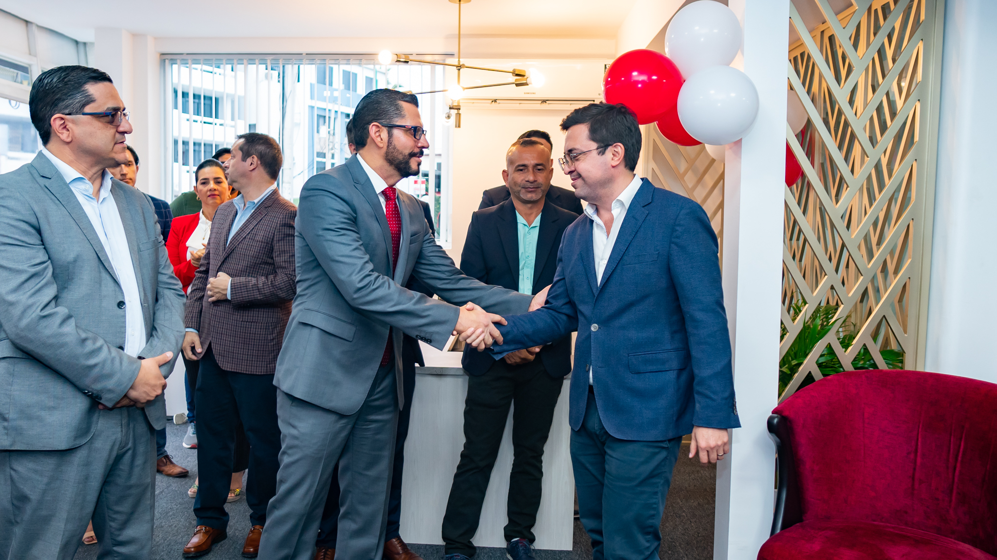 MAPFRE Ecuador reinaugura oficina en Manta - Ece Programa - Empresa ...